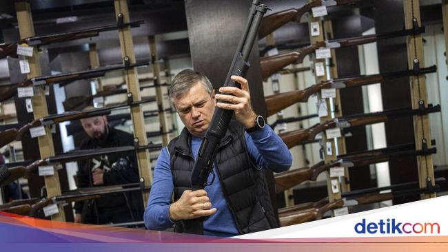 Invasi Rusia Masih Gaspol, Warga Ukraina Ramai-ramai Beli Senpi