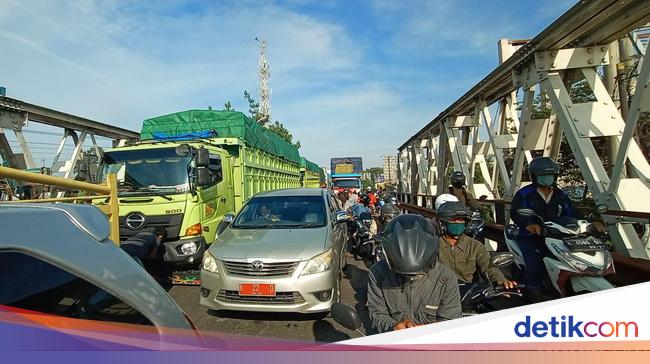 Macet Parah di Jalur Pantura Pati-Rembang, Sopir Truk Pilih Matikan Mesin