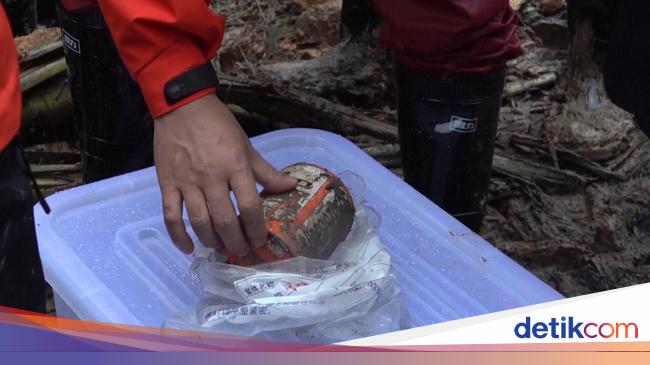 Penampakan Black Box Boeing 737-800 yang Jatuh di China Ditemukan!