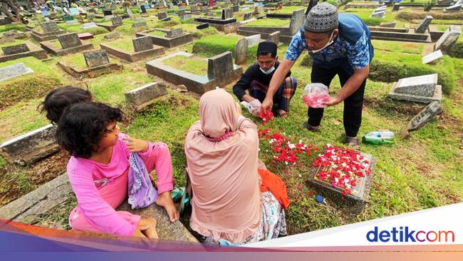 Hukum Menabur Bunga dan Menyiramkan Air Saat Ziarah Kubur serta Doanya