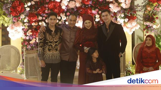 Senyum Bahagia Venna Melinda dan Ferry Irawan di Syukuran Pernikahan