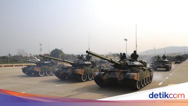 Jalanan di Myanmar Dipenuhi Tank Tempur, Ada Apa?