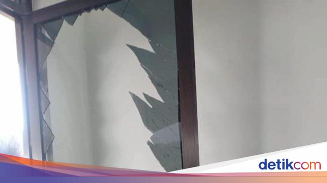 Heboh Bupati Toraja Utara Yohanis Bassang Dobrak Pintu Kaca hingga Pecah Heboh Bupati Toraja Utara Yohanis Bassang Dobrak Pintu Kaca hingga Pecah