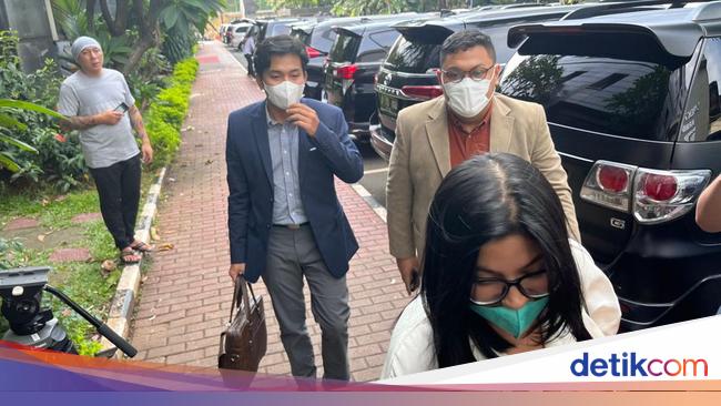 Lapor Diri, Dea OnlyFans Siap Kooperatif di Kasus Pornografi