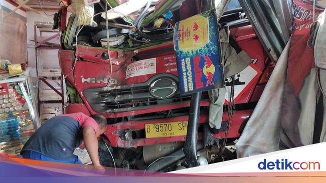 Diduga Sopir Mengantuk, Truk Pertamina Tabrak Rumah Warga di Bengkulu