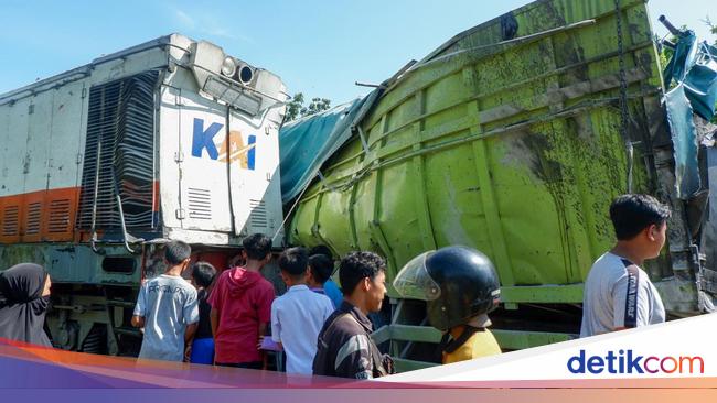 Bummmm.....Truk Dihantam Kereta Api di Padang Bummmm.....Truk Dihantam Kereta Api di Padang