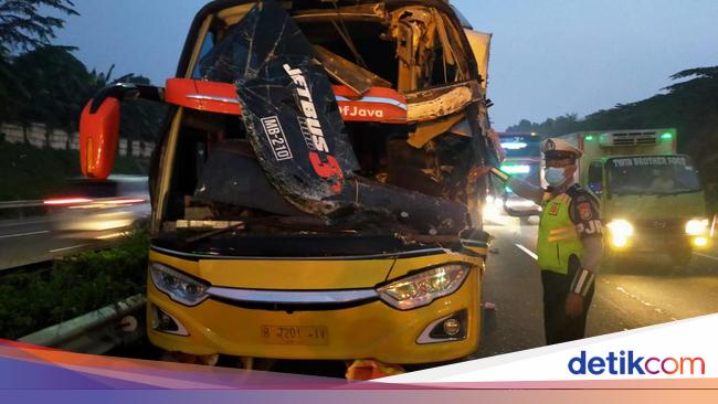 Tabrakan Bus dan Truk di Tol Cikunir, Satu Orang Meninggal Dunia