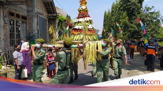 Meriahnya Tradisi Sadranan Warga Lereng Merapi Magelang