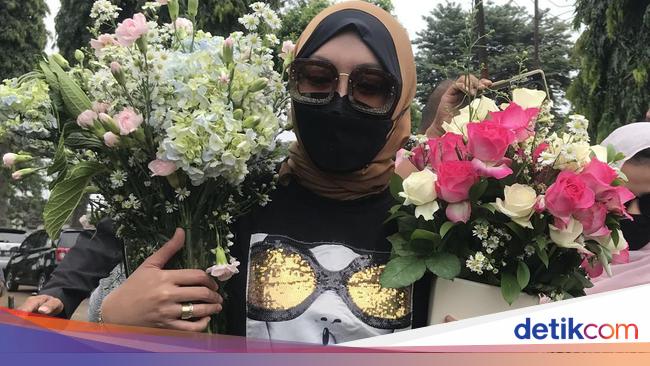 Angelina Sondakh Ziarah ke Makam Adjie Massaid Jelang Ramadan