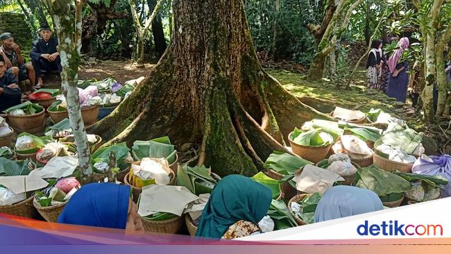 Sadran Gede di Banjarnegara, Warga Ziarah-Santap Tumpeng Bersama
