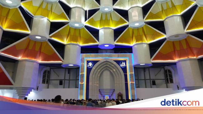 Suasana Ramadan Pertama di Masjid 99 Kubah Makassar yang Ramai Jemaah Tarawih