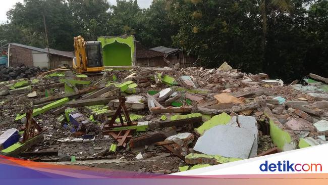 Tragis! Warga Kampung Ini Ramai-ramai Robohkan Masjid Gegara Tergiur Janji