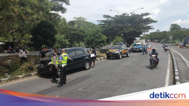 Kecelakaan Truk vs Mobil di Exit Jembatan Suramadu Arah Madura