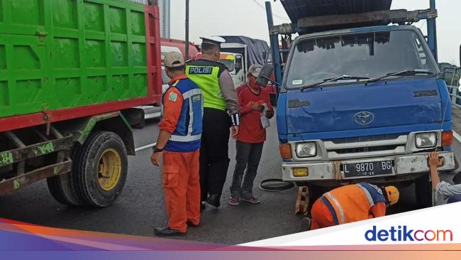 Truk Muat Besi Pecah Ban Sempat Bikin Tol Satelit-Waru Macet Parah