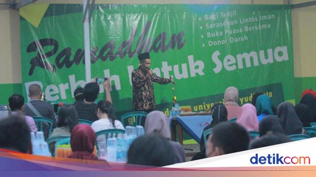 Ratusan Muslim Pasuruan Buka Puasa di Gereja Eratkan Tali Persaudaraan Ratusan Muslim Pasuruan Buka Puasa di Gereja Eratkan Tali Persaudaraan