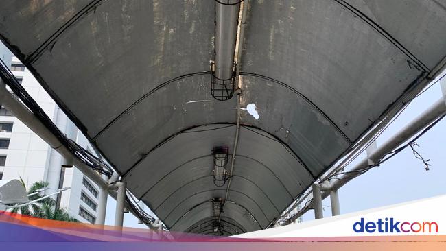 Hampir Tuntas, Atap Jebol JPO Dukuh Atas Tinggal 1 Titik Ini