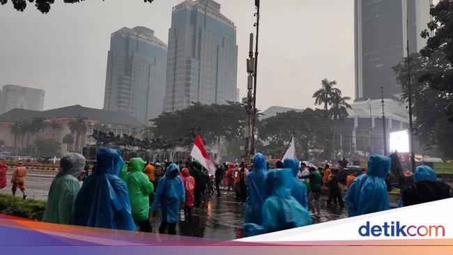 Massa Demo 11 April di Patung Kuda Bubar: Terima Kasih Polisi! Massa Demo 11 April di Patung Kuda Bubar: Terima Kasih Polisi!