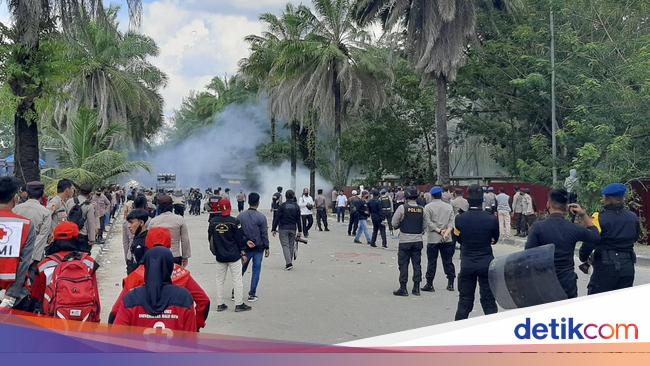 Demo di Kendari Ricuh, Massa Mahasiswa Lempar Gedung DPRD Sultra dengan ... Demo di Kendari Ricuh, Massa Mahasiswa Lempar Gedung DPRD Sultra dengan ...