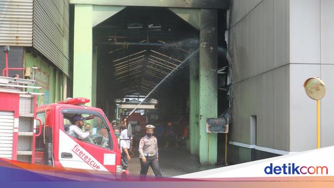 Kebakaran Melanda Pabrik di Jekulo Kudus Siang Ini