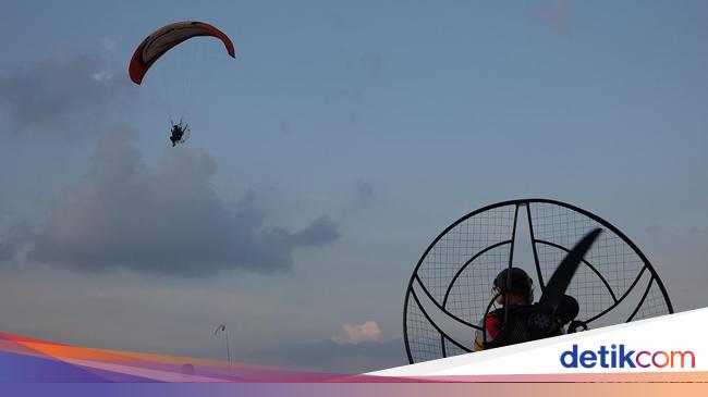 Di Pantai Mayangan, Menunggu Magrib Bisa Lihat Paralayang