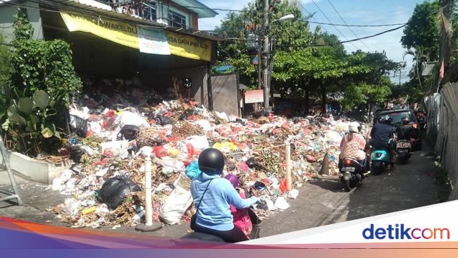 Alat Berat TPA Suwung Rusak, Sampah di TPS Meluber Tutup Jalan Alat Berat TPA Suwung Rusak, Sampah di TPS Meluber Tutup Jalan