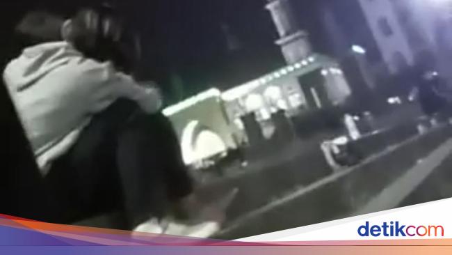Viral! Sejoli Diduga Mesum Terekam di Alun-alun Lembang