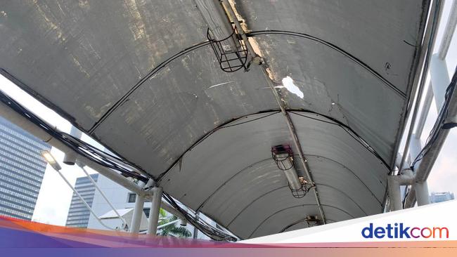 Tersisa 1 Lubang Atap JPO Dukuh Atas Menanti Perbaikan