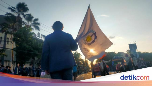 Puas Ditemui Ketua DPRD Jatim, Mahasiswa Bubar Bergandengan Tangan Puas Ditemui Ketua DPRD Jatim, Mahasiswa Bubar Bergandengan Tangan
