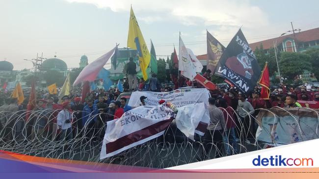 Snapshot: Warna-warni Mahasiswa Demo di Surabaya