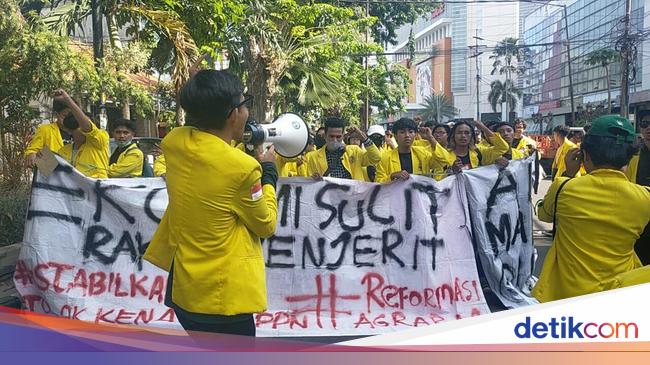 Demo Surabaya, Mahasiswa Singgung Mafia Minyak Hingga Oligarki