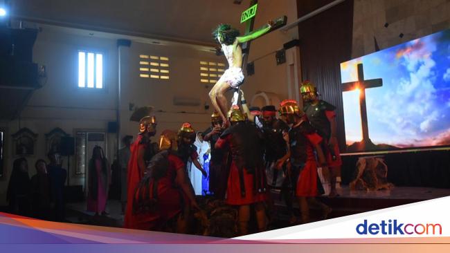 Gereja Katolik Santo Petrus Gelar Tablo 'Jalan Salib Jumat Agung'