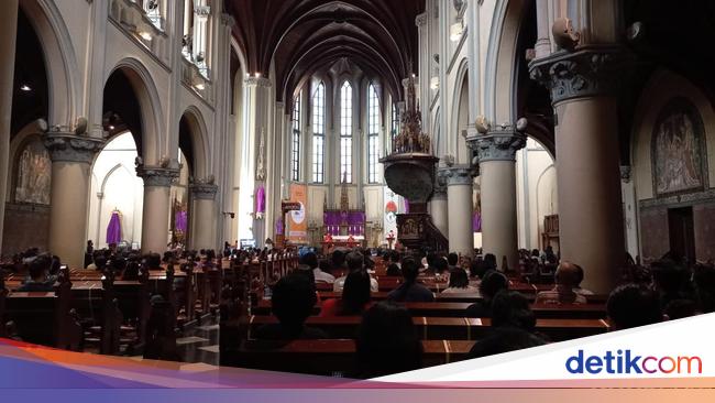 Ibadat Jumat Agung Di Gereja Katedral Jakarta Berlangsung Khidmat