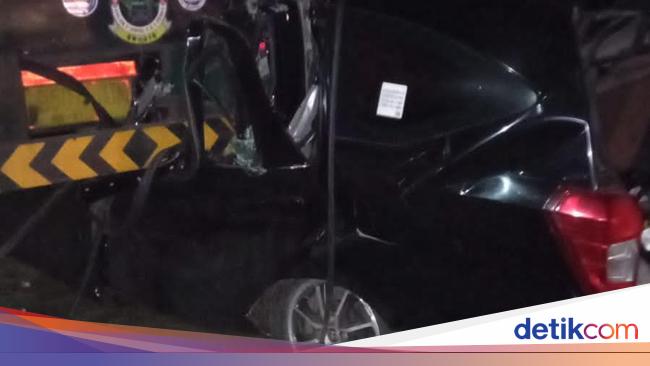 5 Orang Tewas-Ini Penampakan Calya yang Hancur Usai Tabrak Truk di Tuban 5 Orang Tewas-Ini Penampakan Calya yang Hancur Usai Tabrak Truk di Tuban