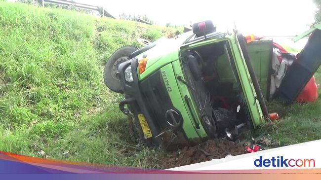 Sopir Truk Tewas Usai Kecelakaan di Tol Cipali, Kernet Dirawat