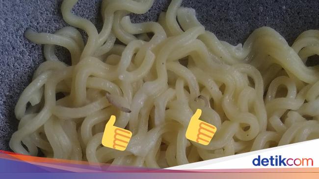 Duh! Netizen Ini Apes Banget, Makan Mie Instan Bonus Belatung