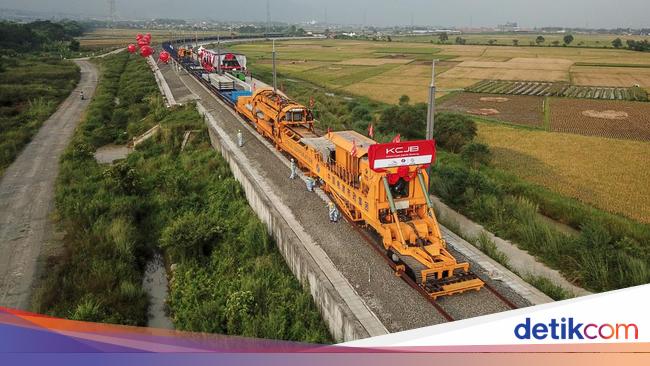 Kebut Nih! Pekerja Mulai Pasang Rel Kereta Cepat Jakarta-Bandung