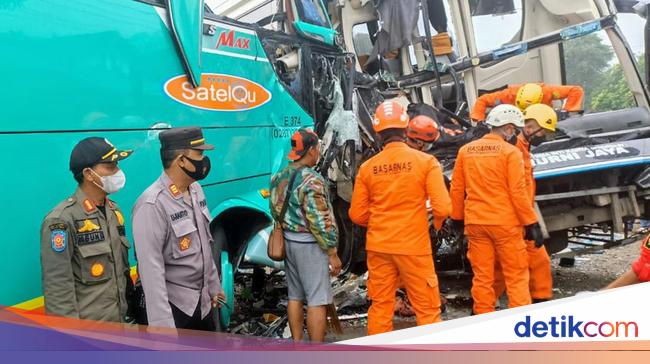 2 Bus Adu Banteng Dekat Jembatan Ngandul Purworejo, 1 Orang Tewas