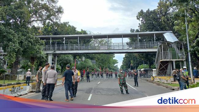 Mahasiswa Demo di Patung Kuda, Lalin ke Istana Ditutup Kawat Berduri