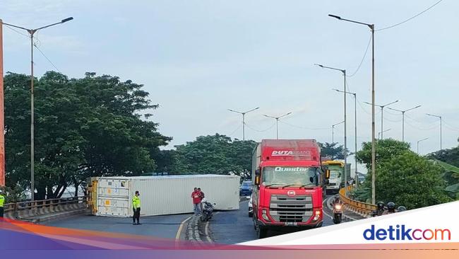 Truk Trailer Muat Bawang Terguling di Jembatan Layang Trosobo Sidoarjo