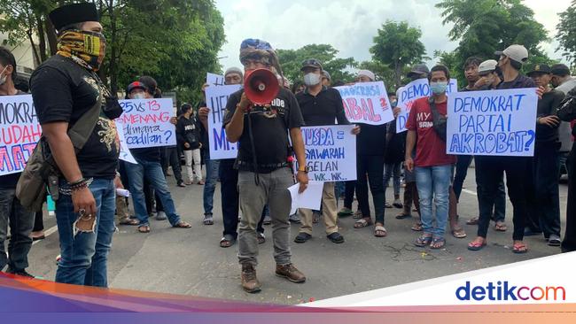 Demo Jelang Pelantikan Emil, Massa Bawa Poster 'Demokrat Partai Akrobat'