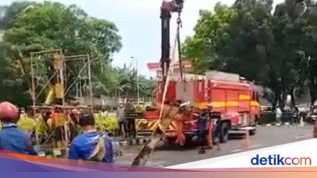 Damkar Evakuasi Truk Mixer Tabrak Portal Pembatas Ketinggian di Tangsel Damkar Evakuasi Truk Mixer Tabrak Portal Pembatas Ketinggian di Tangsel