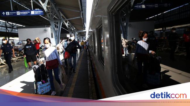 Terkini! Begini Suasana Arus Mudik di Stasiun Pasar Senen
