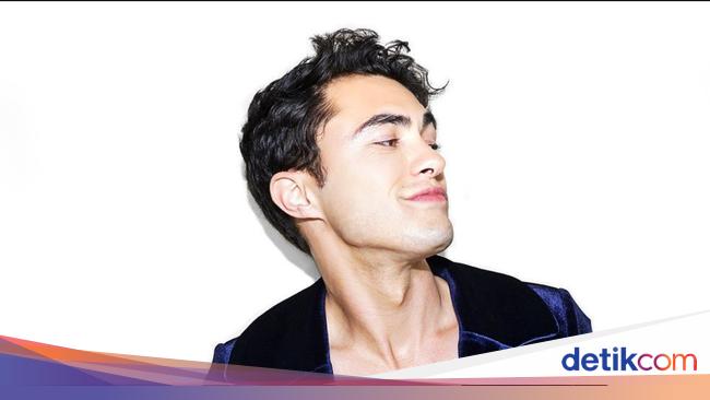 9 Potret Model Pria Pertama Victoria's Secret untuk Koleksi 'Gender Free'