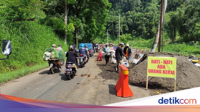 Perbaikan Akses-Pujon Kediri Terus Dikebut Jelang Lebaran
