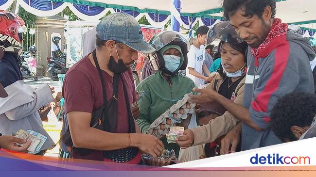 Warga di Timika Berdesakan Berebut Minyak Goreng dan Telur Murah Warga di Timika Berdesakan Berebut Minyak Goreng dan Telur Murah