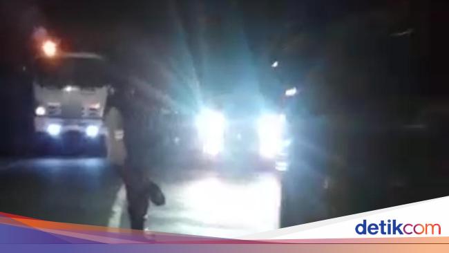 Jalur Gentong Macet, Truk Kontainer Gagal Nanjak Jalur Gentong Macet, Truk Kontainer Gagal Nanjak
