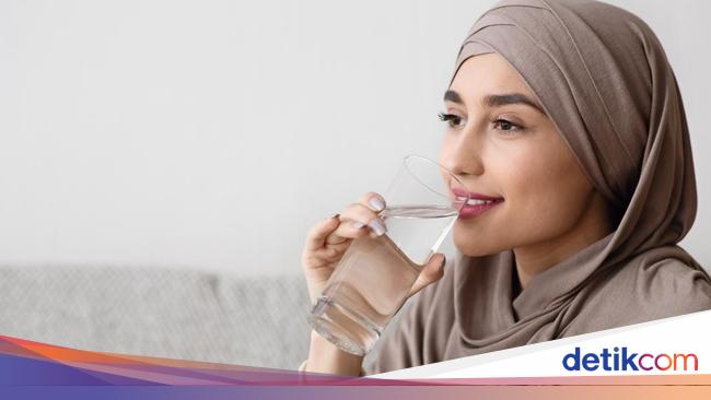 9 Adab Minum yang Baik Menurut Islam, Tak Hanya Wajib Duduk
