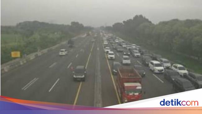 Lalin Macet Dipadati Pemudik, Contraflow di Tol Jakarta-Cikampek Diberlakukan