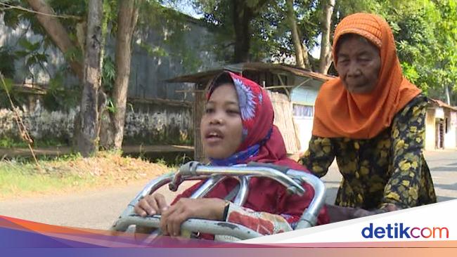 Mari Bantu Rina, Perempuan Lumpuh Layuh Hidupi Nenek Pikun-Adik Disabilitas
