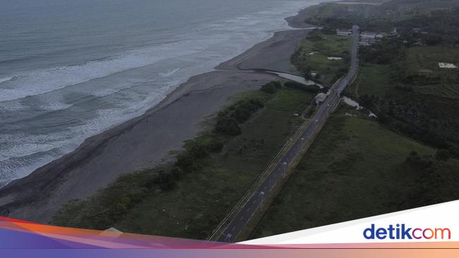 Wisatawan Harus Waspada, Gelombang Tinggi Terjang Pantai Selatan Garut